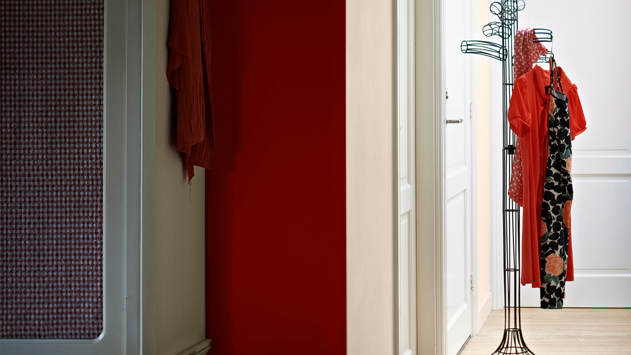 Spice up your hallway with rich orange | Dulux Singapore